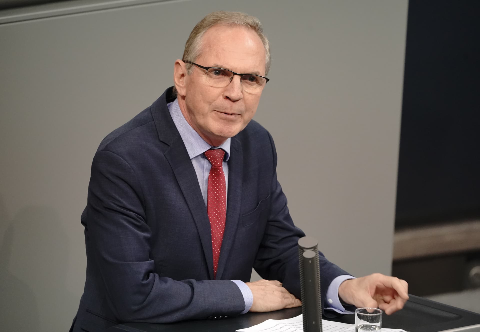 FDP-Politiker Hartmut Ebbing wegen Kindesmissbrauch angeklagt | NIUS